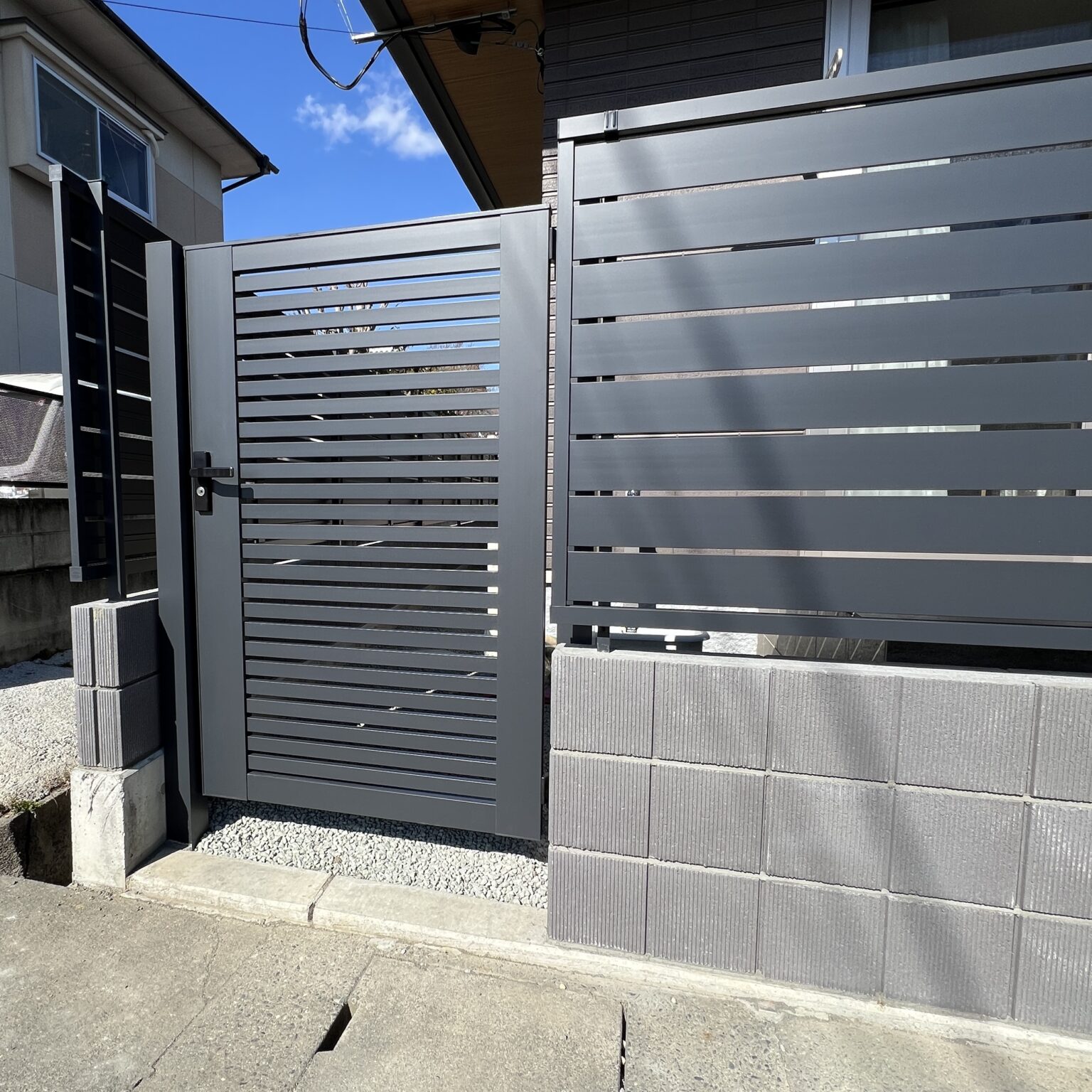 LIXILXフェンスAB ダスクグレー色のご紹介｜Play Garden（株式会社プレイガーデン）