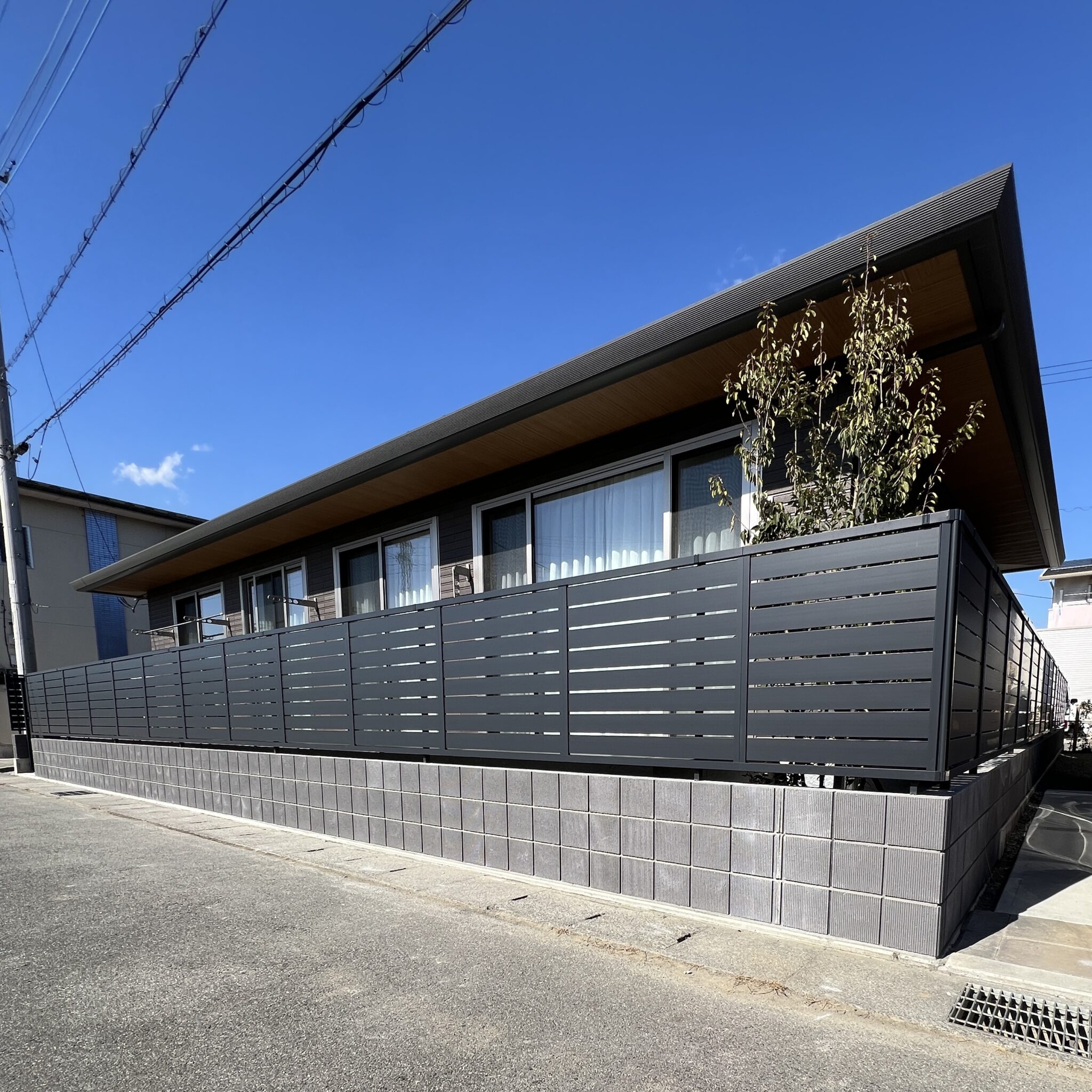 LIXILXフェンスAB ダスクグレー色のご紹介｜Play Garden（株式会社プレイガーデン）